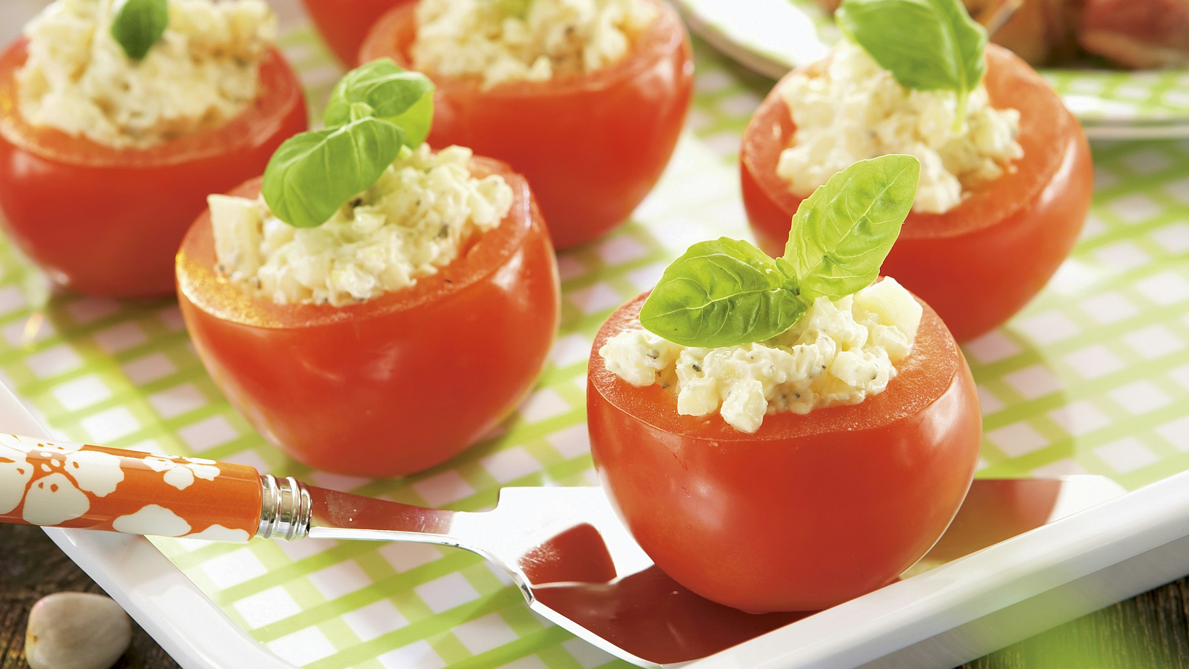 Tuorejuustotäytteiset tomaatit | Alkuruoat | Reseptit – K-Ruoka