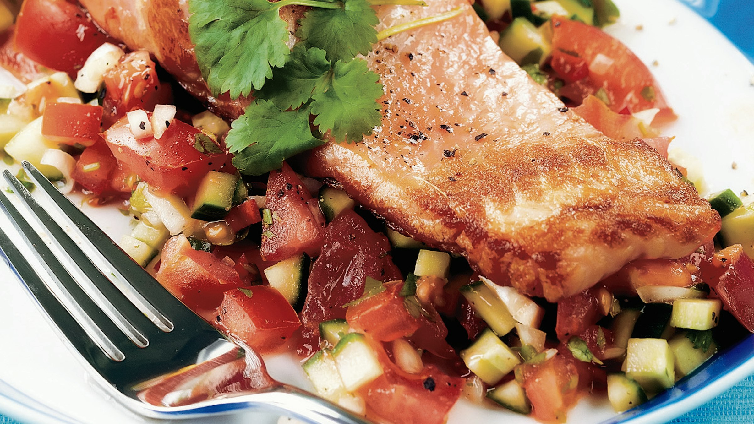 Paistettu lohi ja kurkku-tomaattisalsa | Pääruoat | Reseptit – K-Ruoka