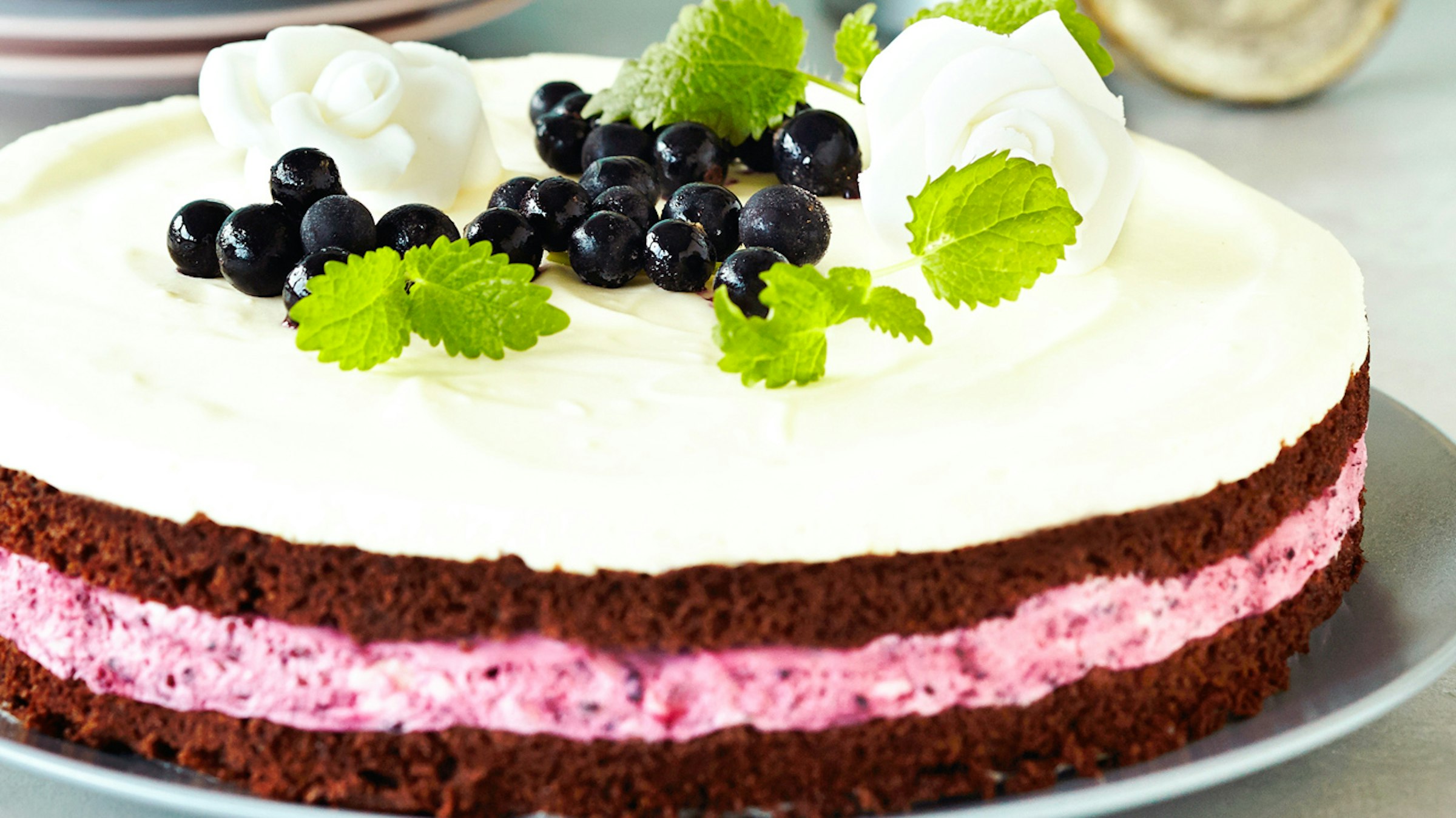 Mustaherukka-valkosuklaajuustokakku | Sesonki | Reseptit | K-Ruoka