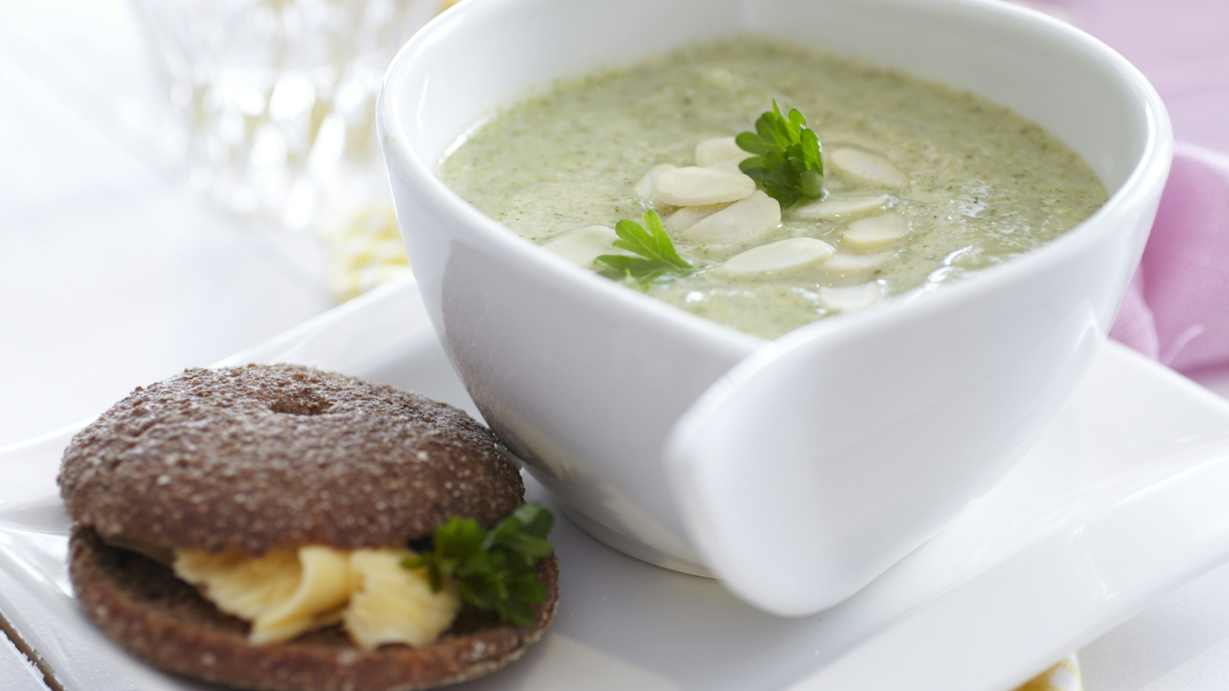 Parsakaali-mantelisosekeitto | Alkuruoat | Reseptit | K-Ruoka