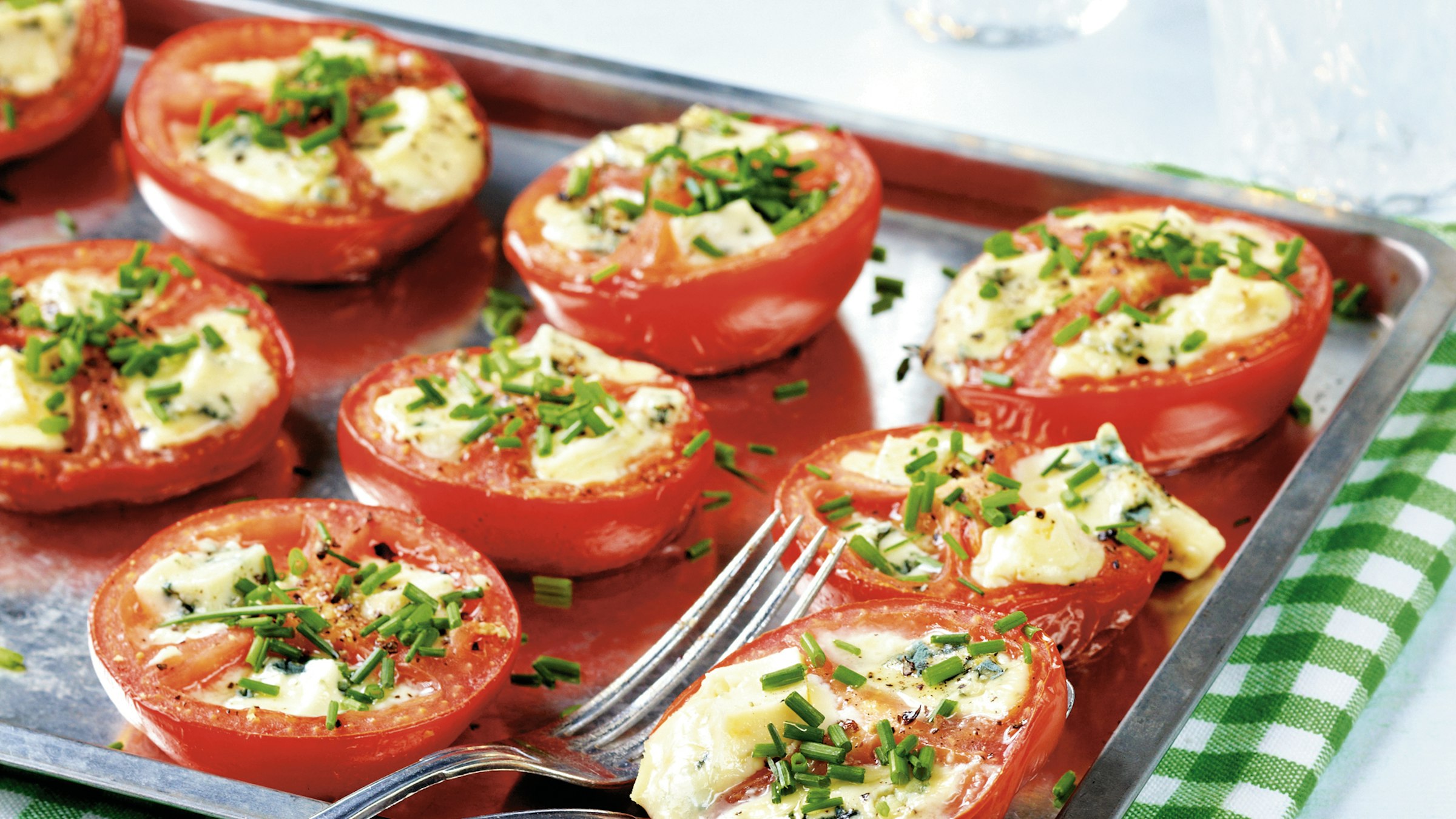Sinihomejuustolla täytetyt tomaatit | Sesonki | Reseptit | K-Ruoka