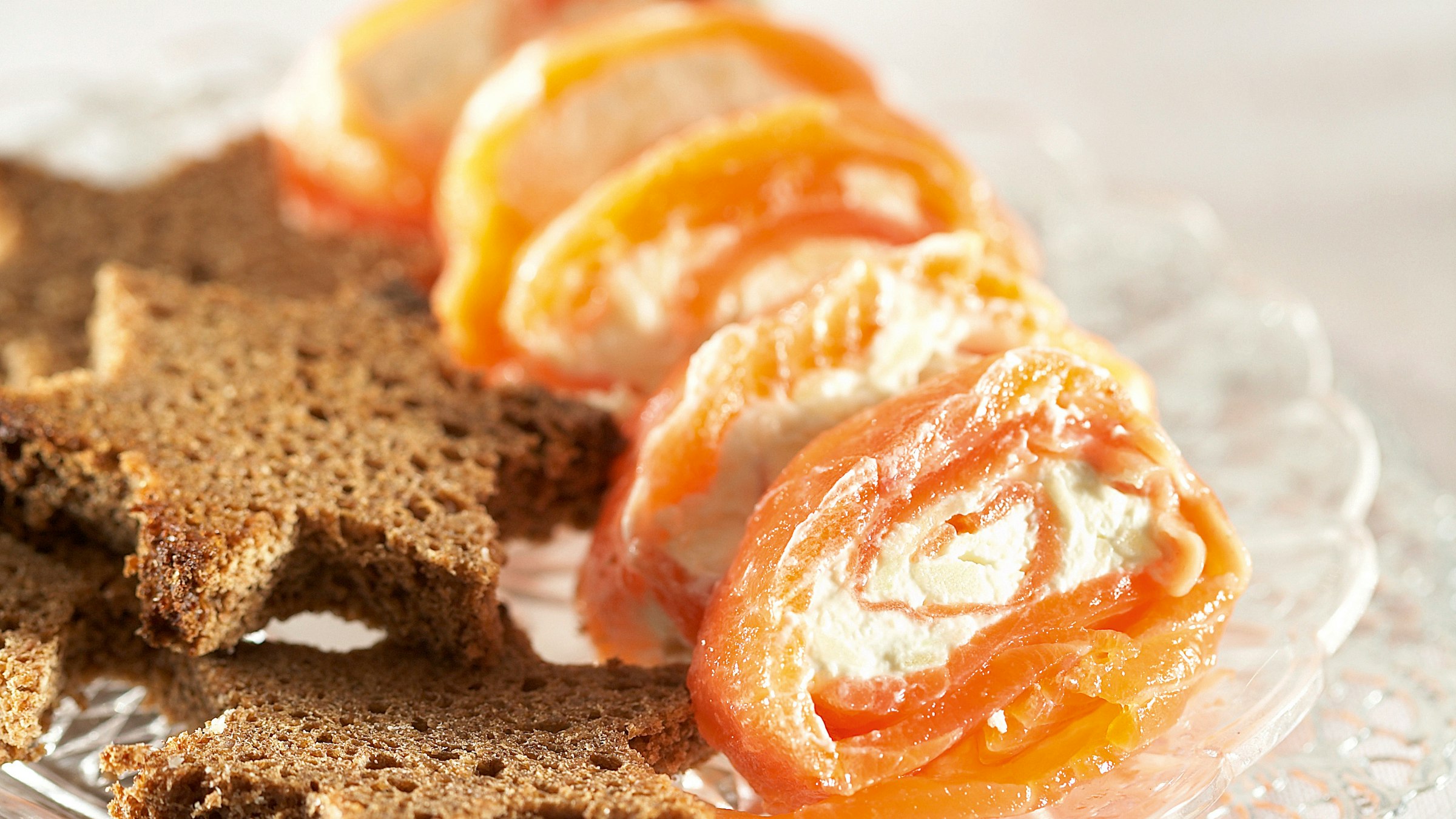 Lohi-piparjuurirullat | Sesonki | Reseptit | K-Ruoka